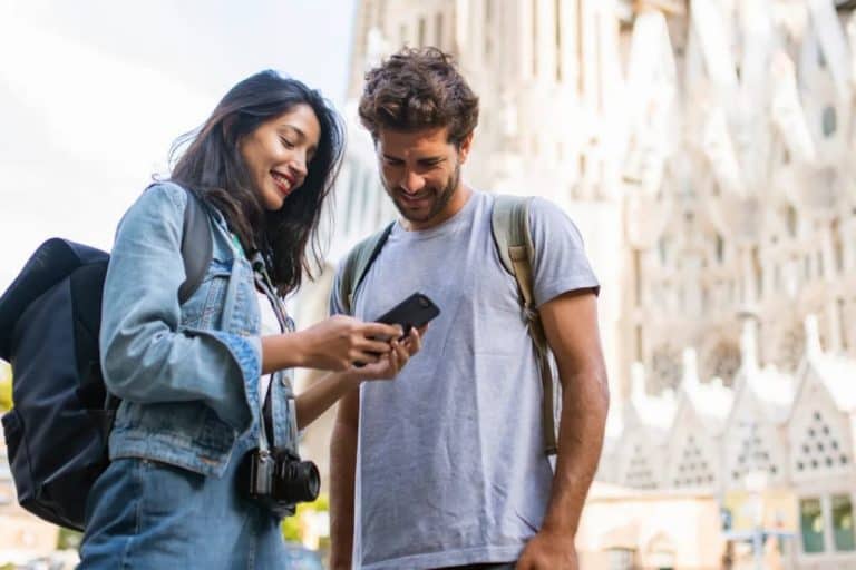 How To Use Cell Phone In The UK 2025: Traveler’s Guide To Stay Connected